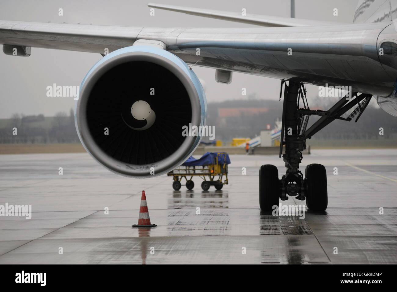 Airplane At The Vienna International Airport Stock Photo - Alamy