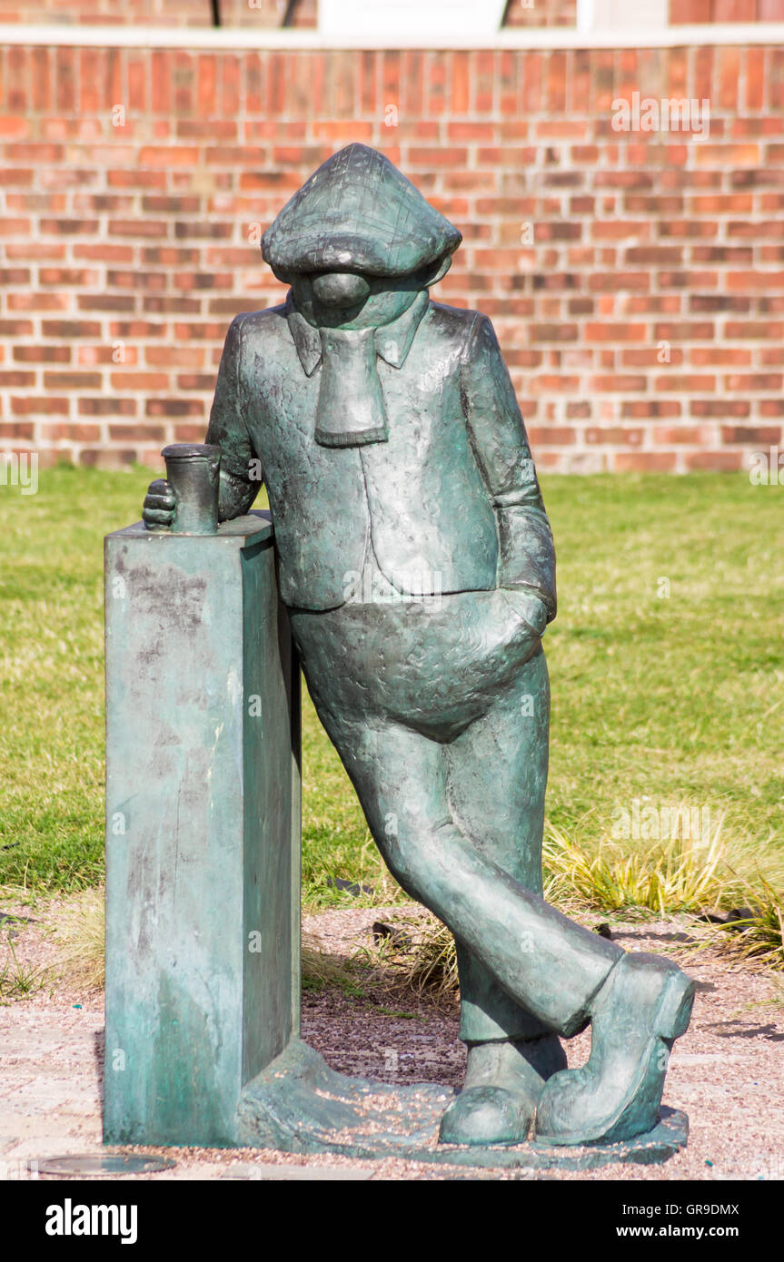 Statue of Andy Capp by Jane Robbins, 2007, Croft Terrace, The Headland ...