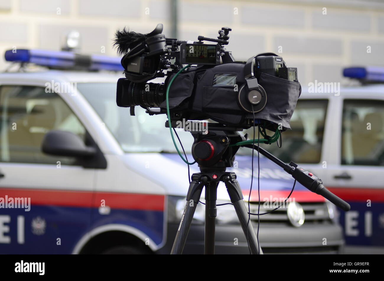 Camera presence hi-res stock photography and images - Alamy