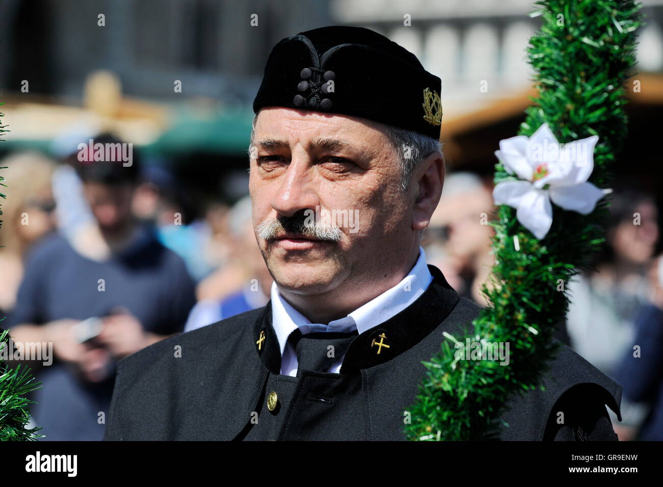 Austrian folk costume hi-res stock photography and images - Alamy