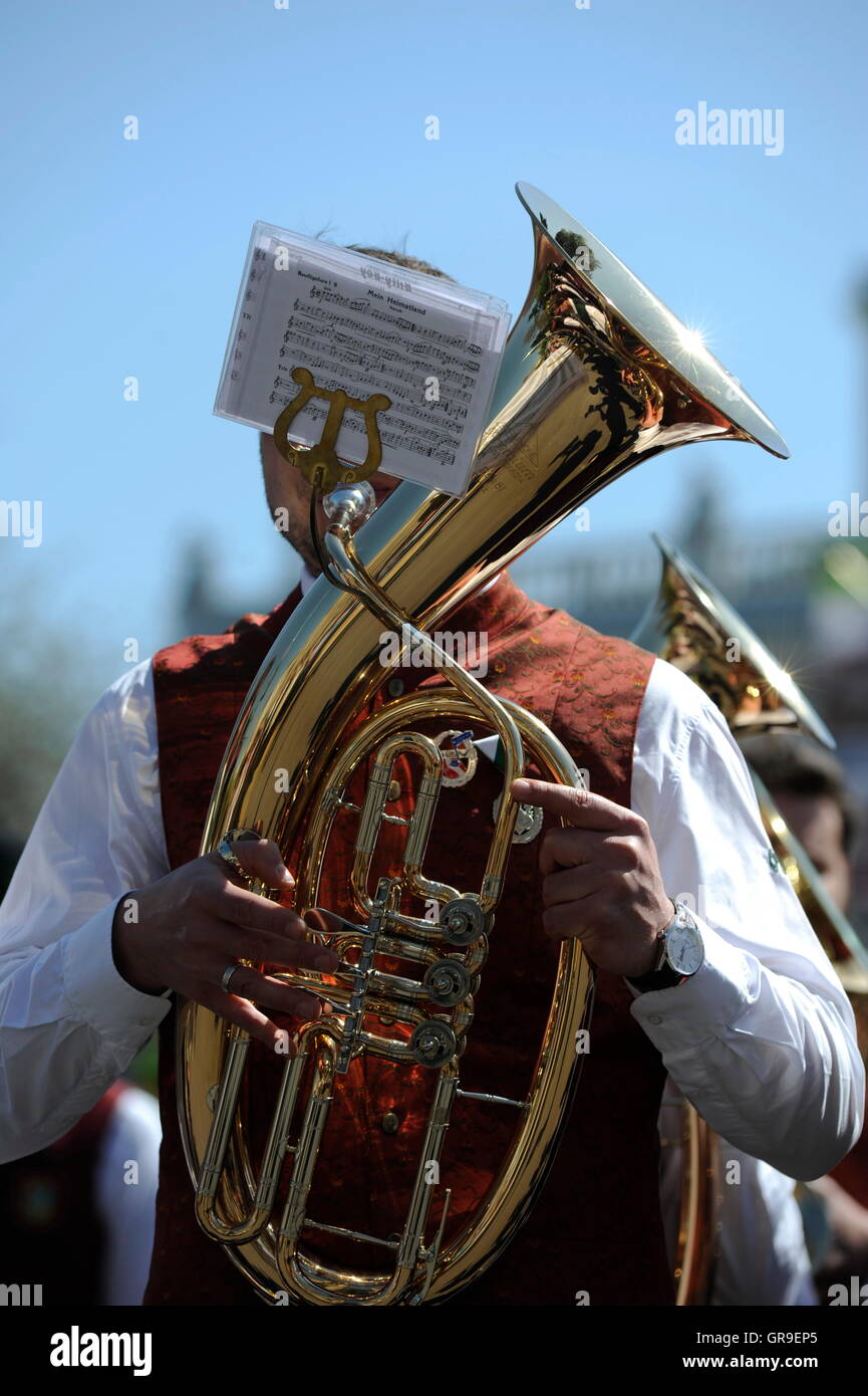Austrian folk dance hi-res stock photography and images - Alamy