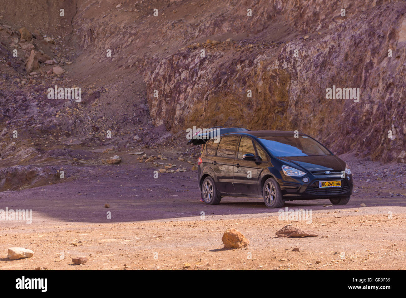 A Ford S-Max minivan parked in the colorful sands of the Ramon crater ...