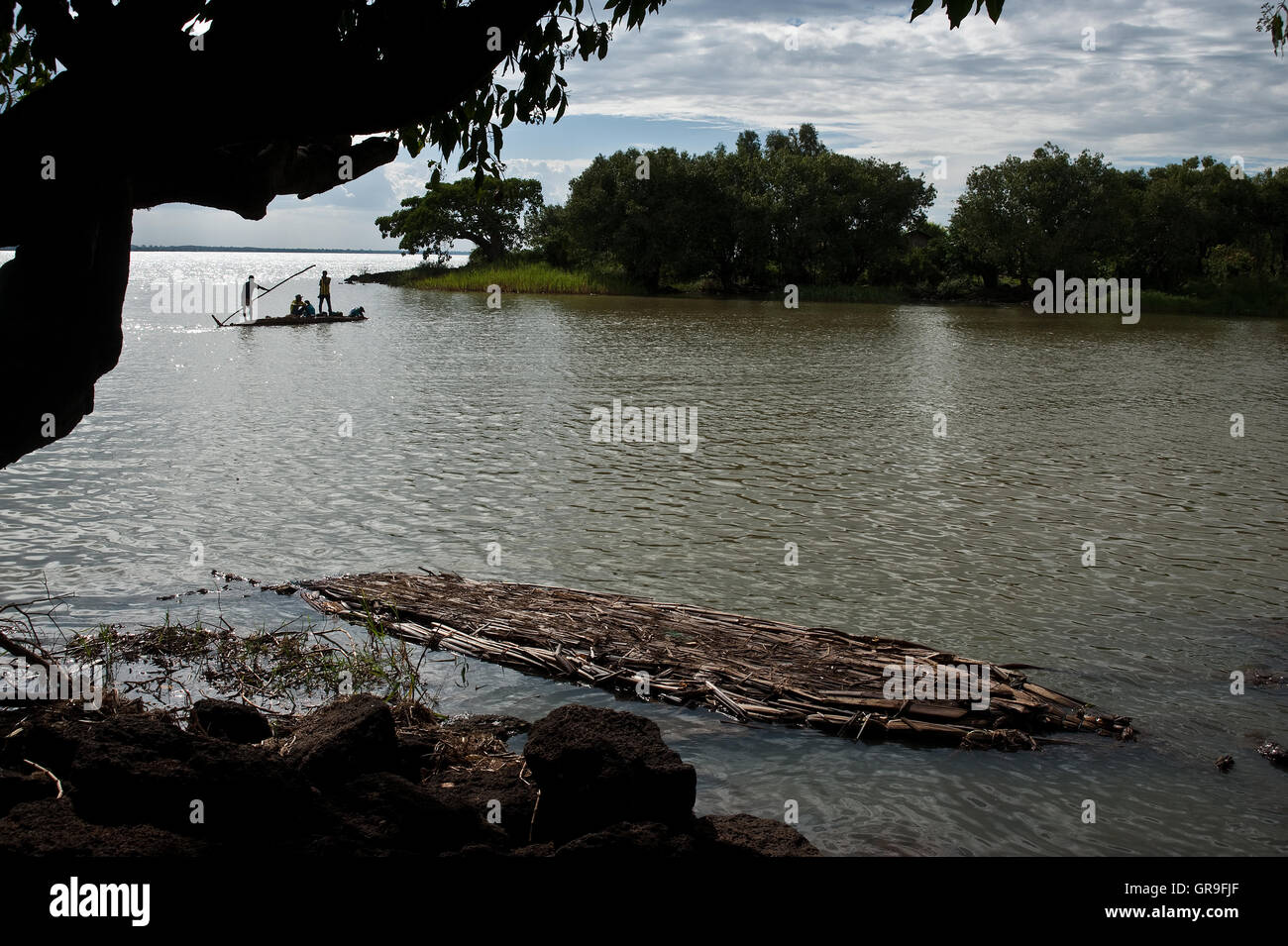 Local people are crossing the Blue Nile river on a papyrus boat ( Ethiopia Stock Photo - Alamy