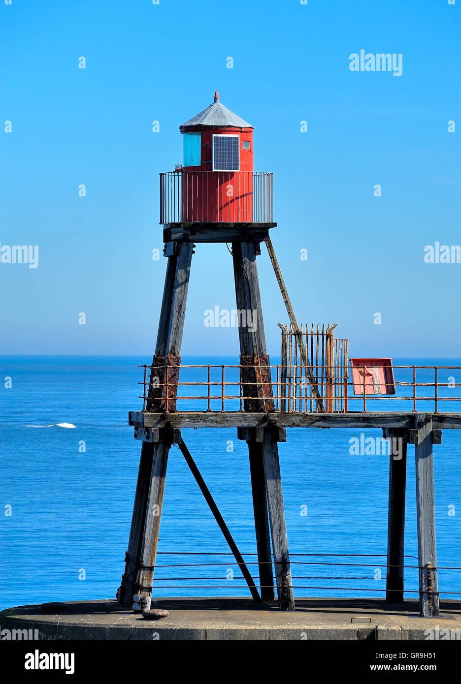 whitby West pier lighthouse Stock Photo - Alamy