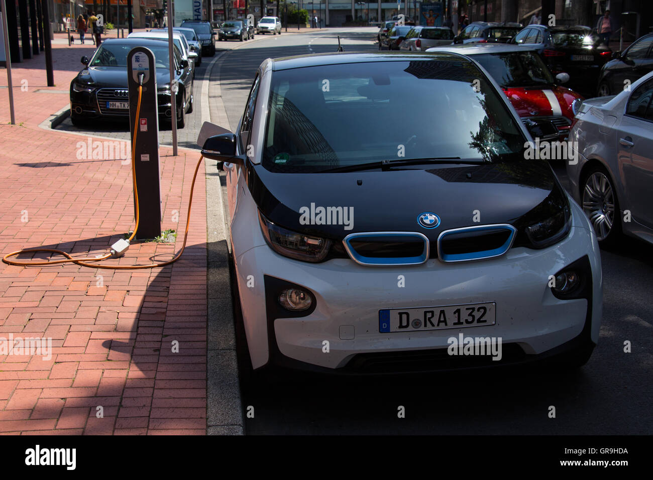 Solar cell electric cars hi-res stock photography and images - Alamy