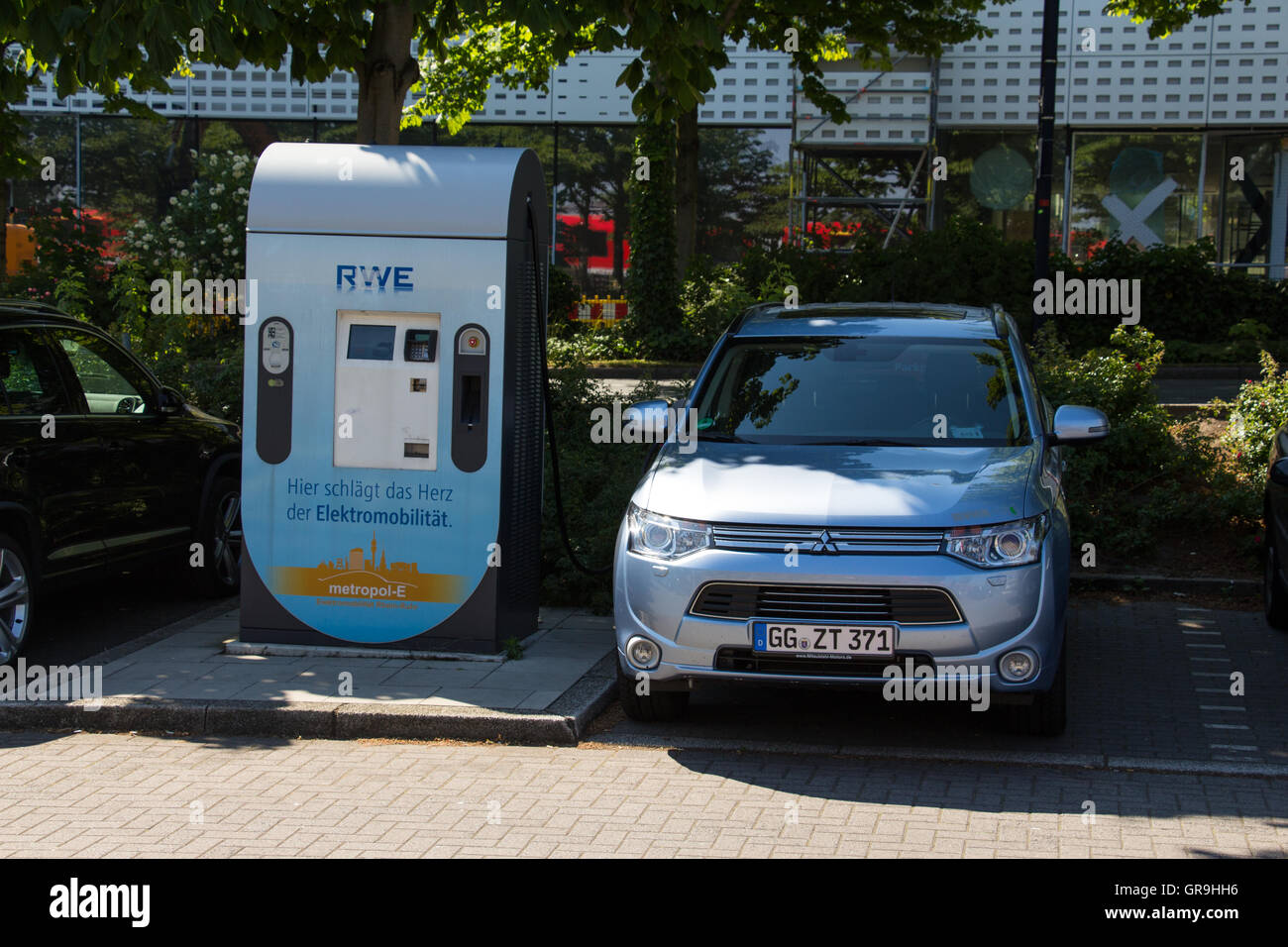 Solar cell electric cars hi-res stock photography and images - Alamy