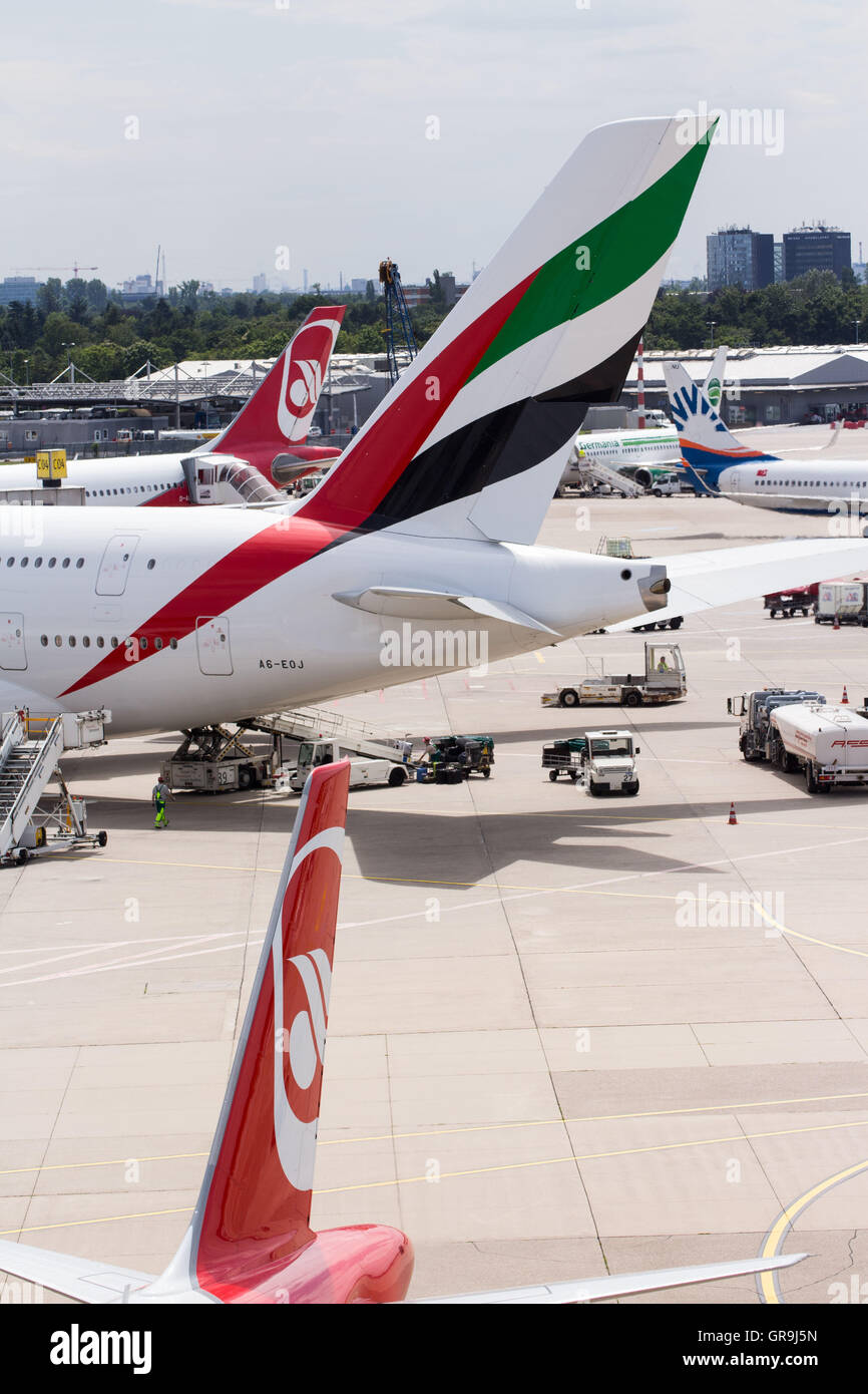 Emirates airbus a 380 800 hi-res stock photography and images - Alamy