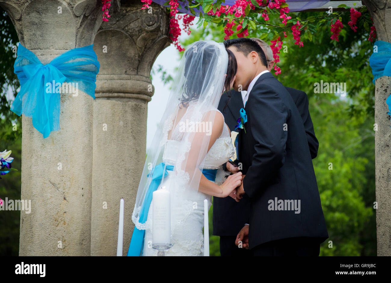 Kiss the bride hi-res stock photography and images - Alamy