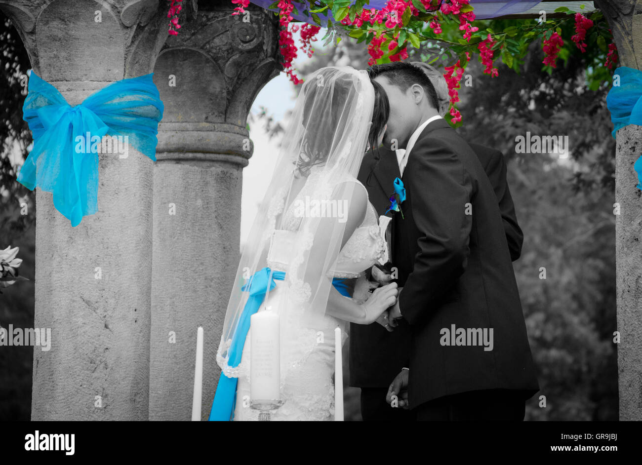 Kiss the bride hi-res stock photography and images - Alamy