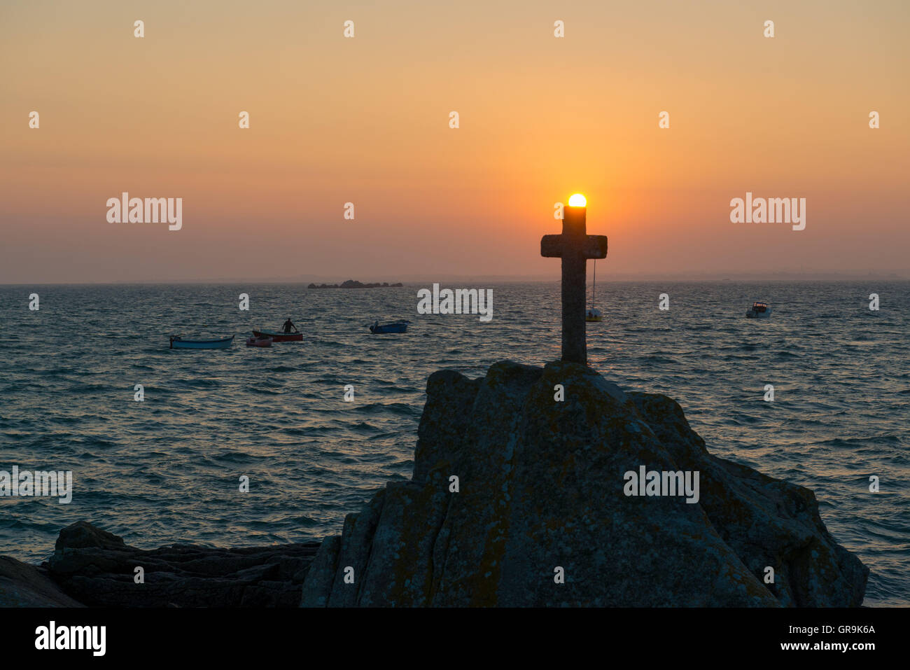 Sunrise with cross hi-res stock photography and images - Alamy