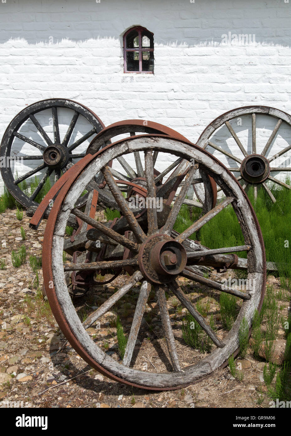 Leaning wagon wheel hi-res stock photography and images - Alamy