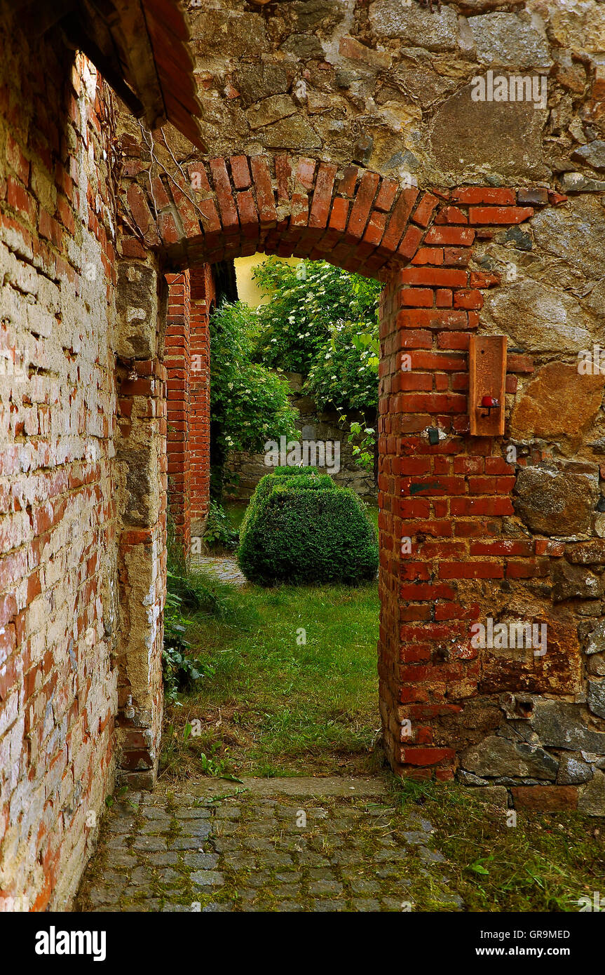 Durchgang Im Garten Stock Photo - Alamy