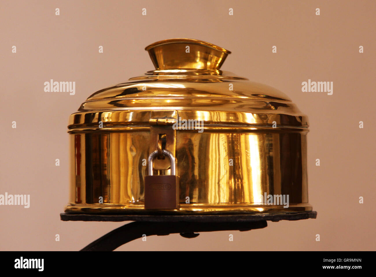 Offertory hi-res stock photography and images - Alamy