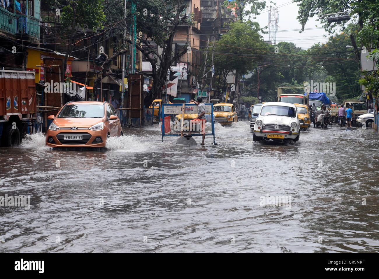 Kolkata, India. 06th Sep, 2016. Normal life disrupted due to overnight ...