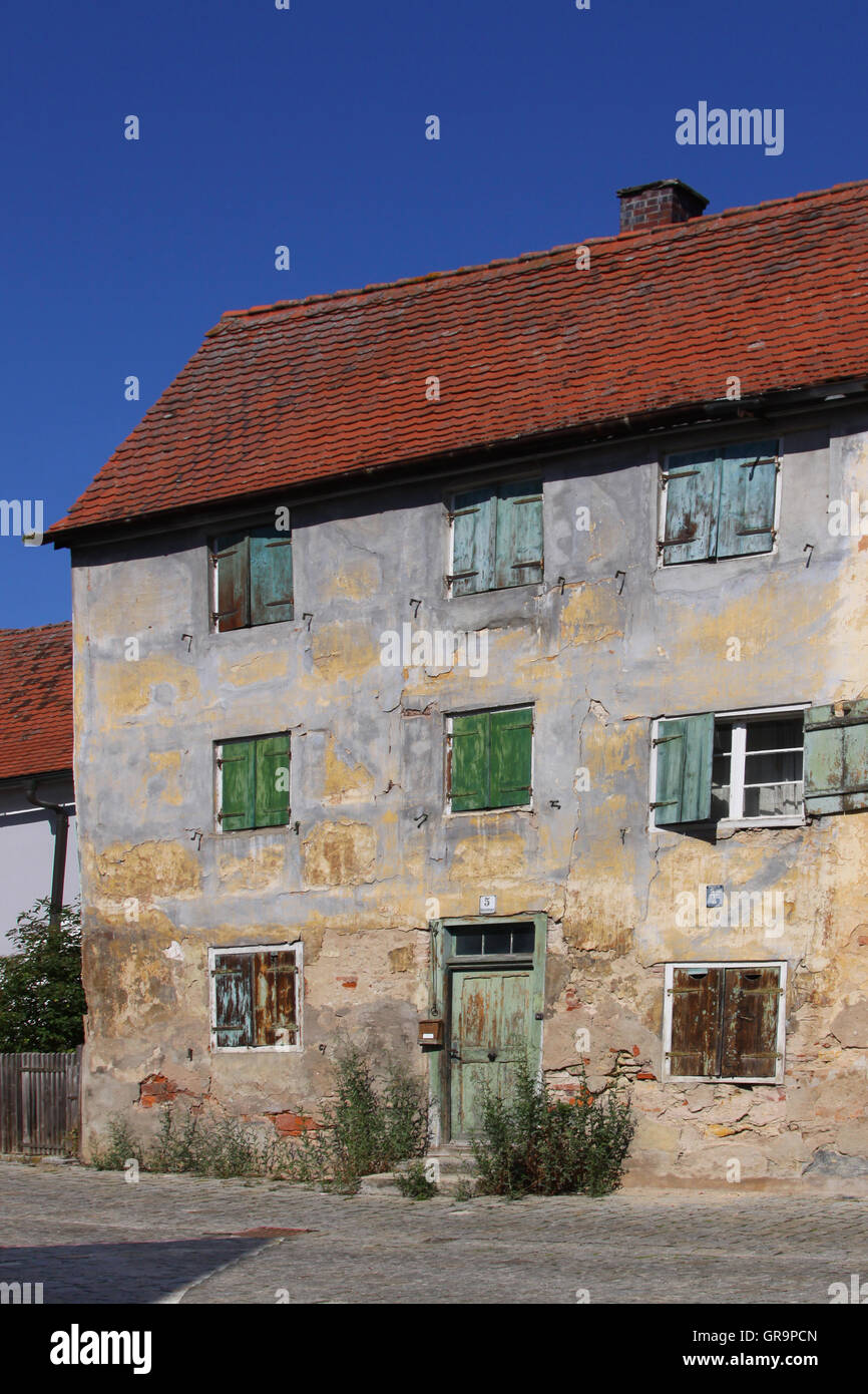Ramshackle structures hi-res stock photography and images - Alamy