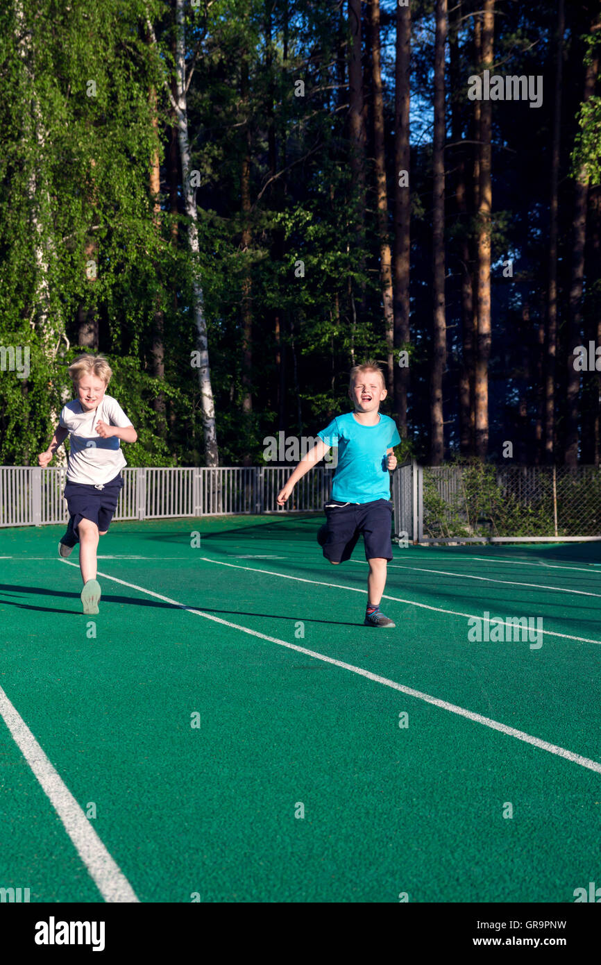 Kids running on track hi-res stock photography and images - Alamy