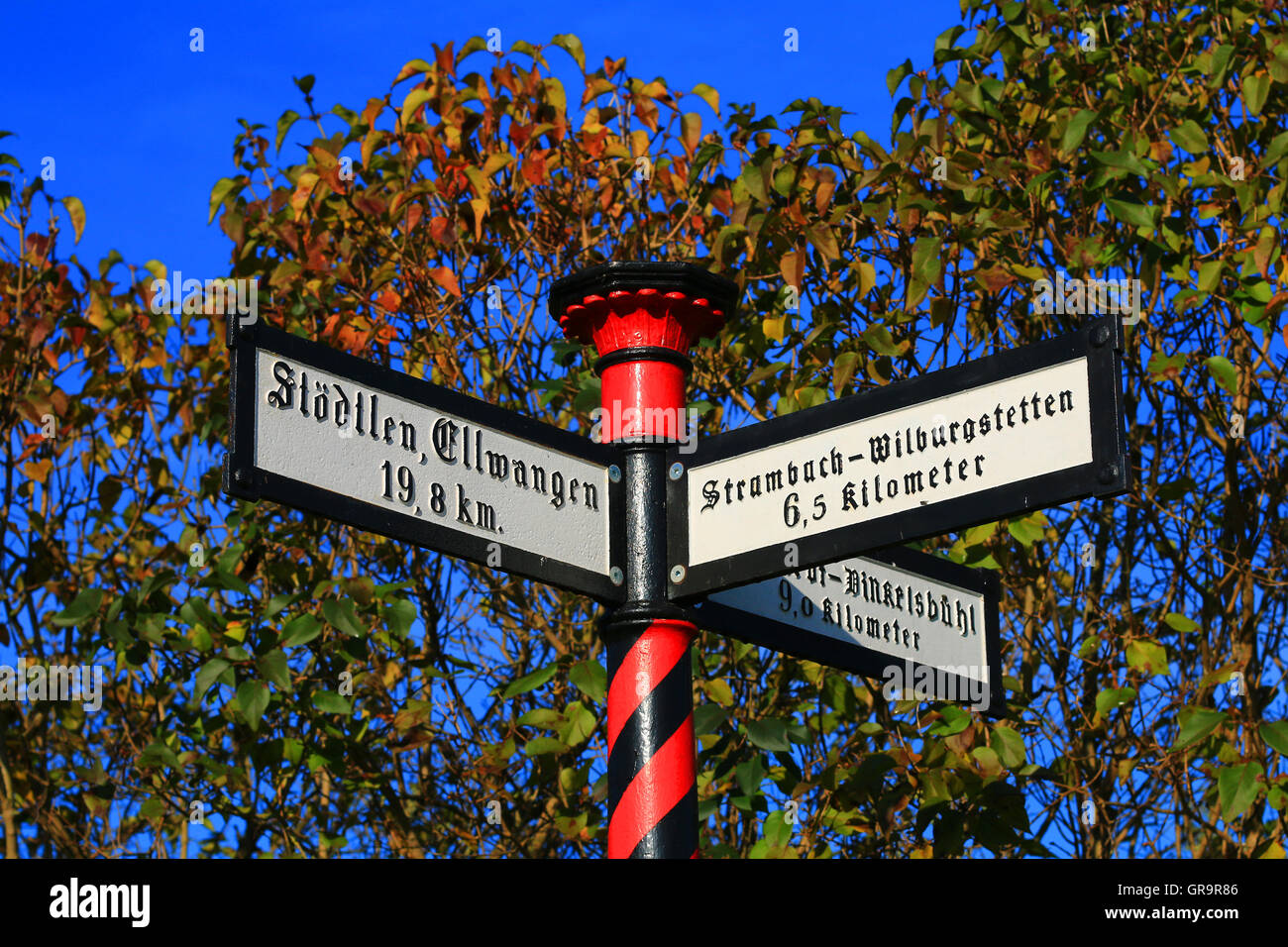 Guide post hi-res stock photography and images - Alamy