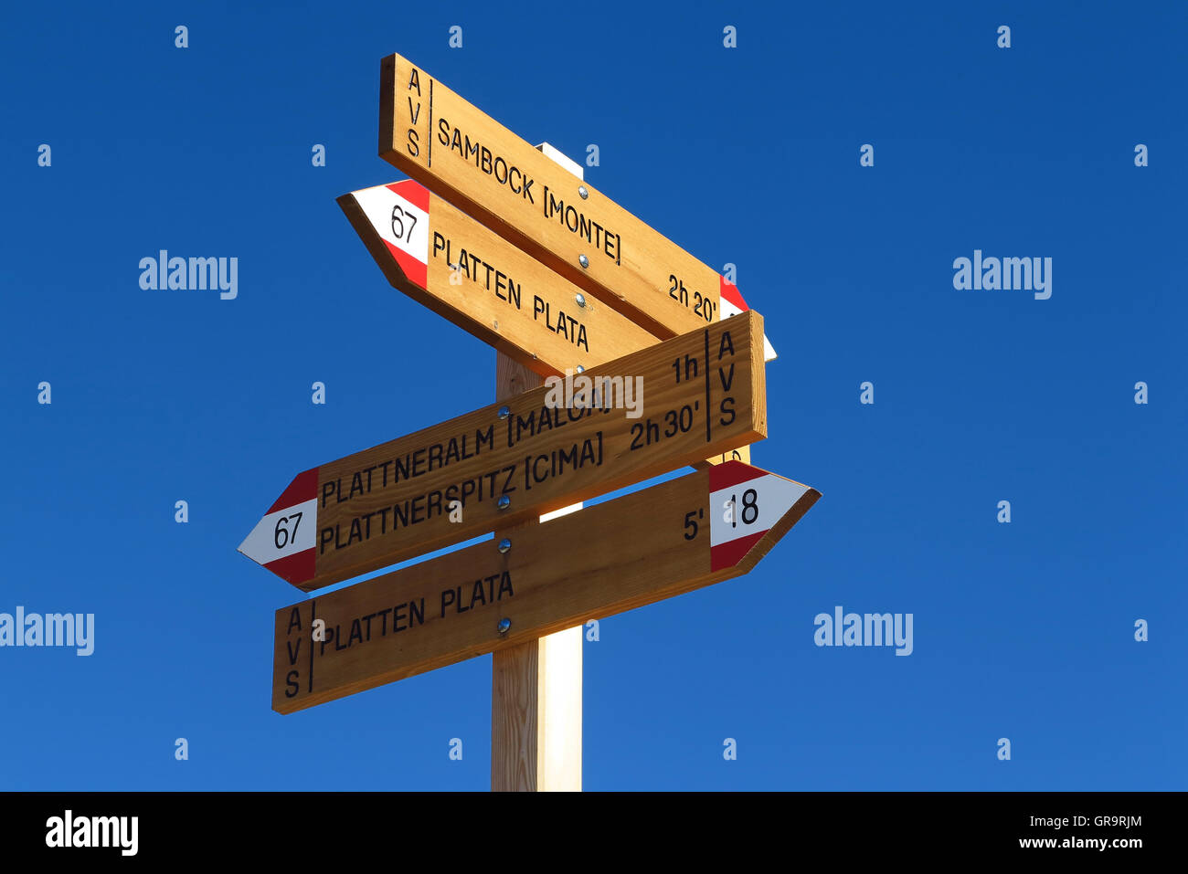 Guide post hi-res stock photography and images - Alamy