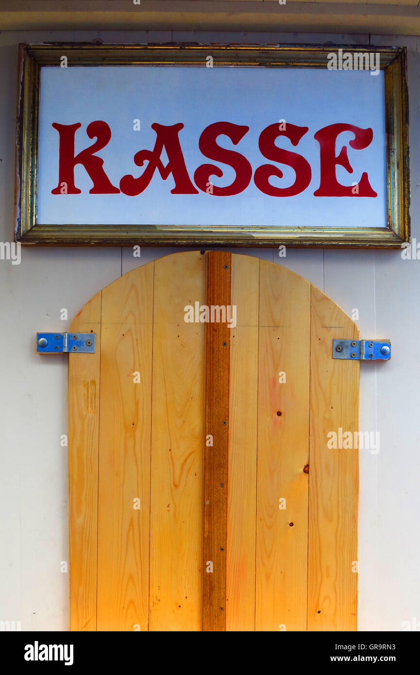 Closed checkout hi-res stock photography and images - Alamy