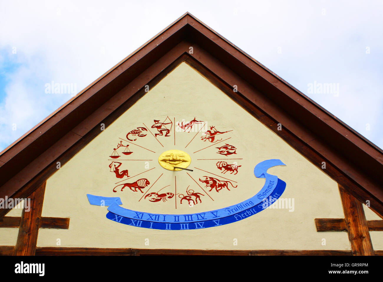 Sundial clock hi-res stock photography and images - Alamy