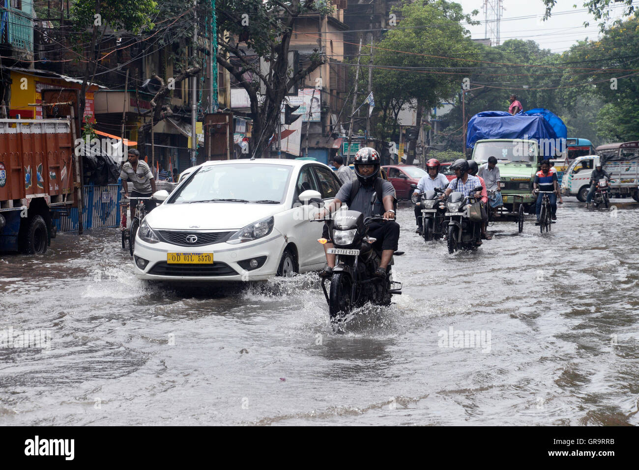 Kolkata, India. 06th Sep, 2016. Normal life disrupted due to overnight ...