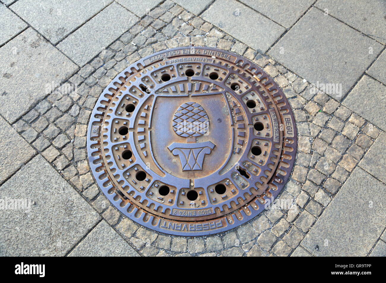 Manhole cover covers hi-res stock photography and images - Alamy