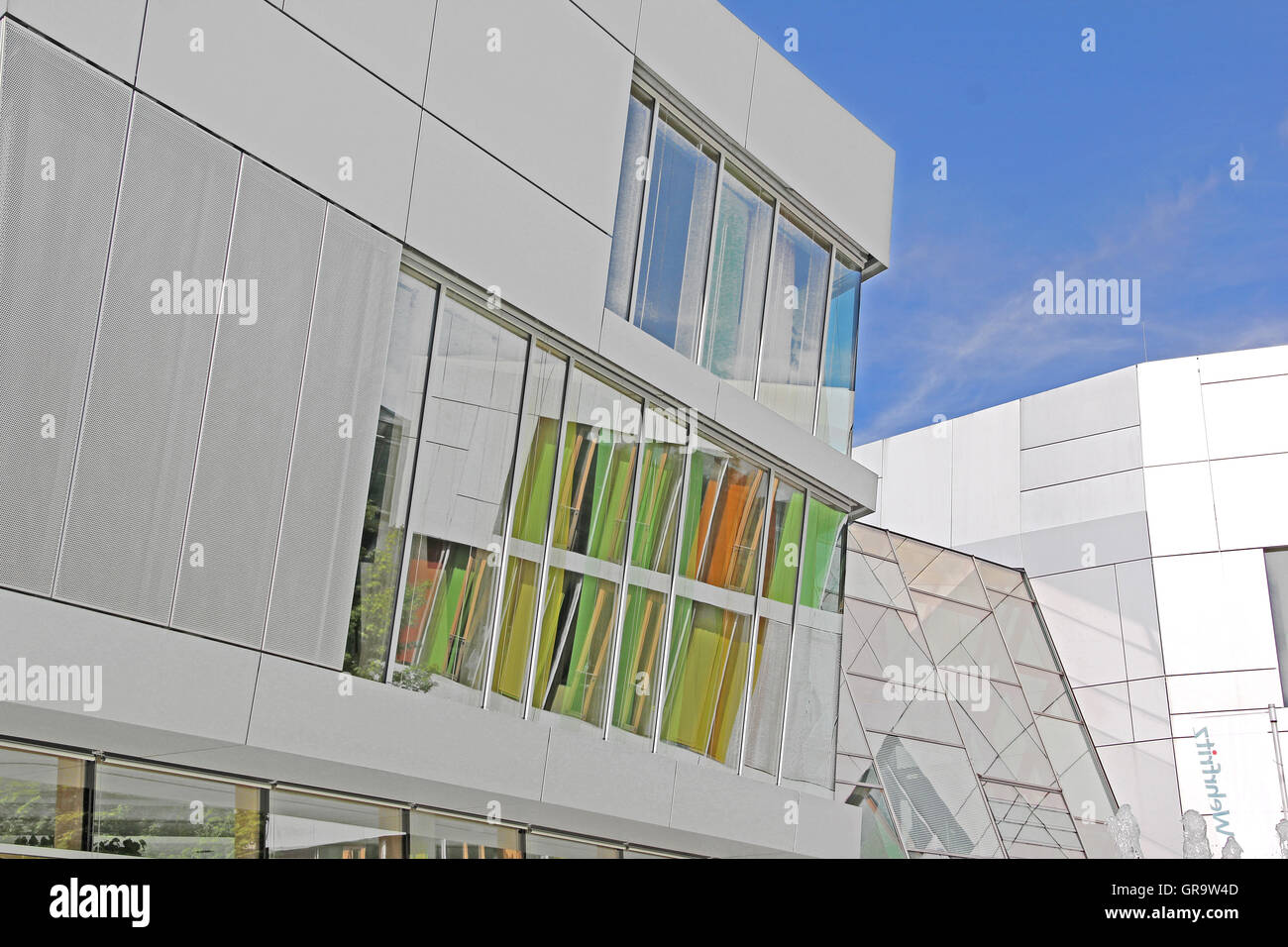 Modern facade hi-res stock photography and images - Alamy