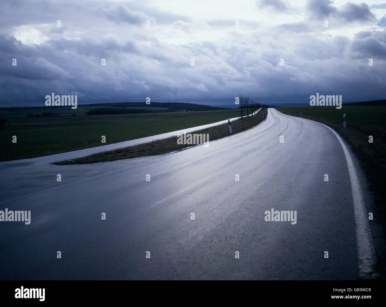 Wet_road hi-res stock photography and images - Alamy