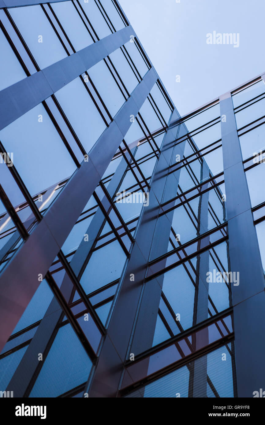 Skyscraper glass colours hi-res stock photography and images - Alamy