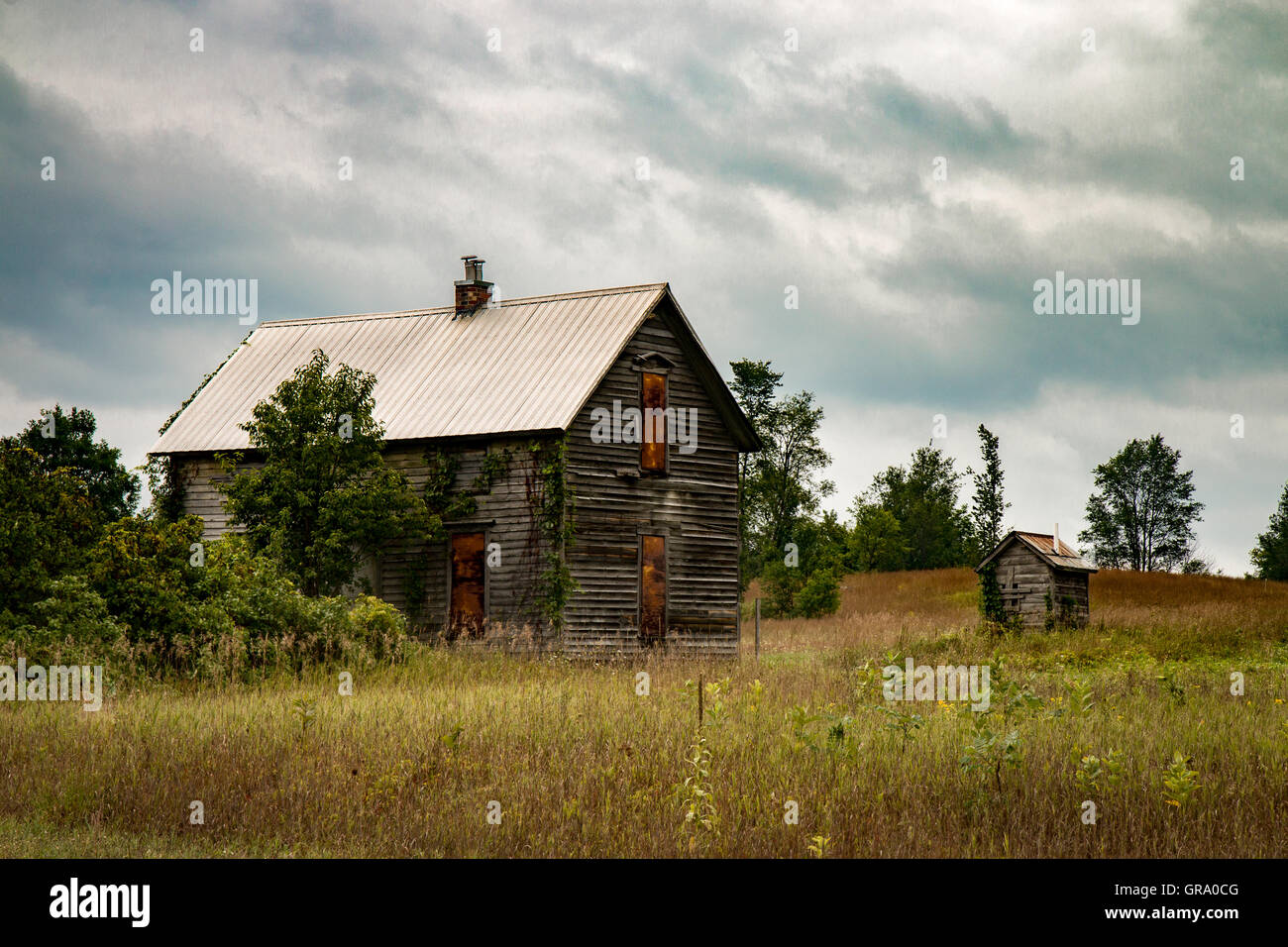 Abandoned house boarded up windows hi-res stock photography and images - Alamy