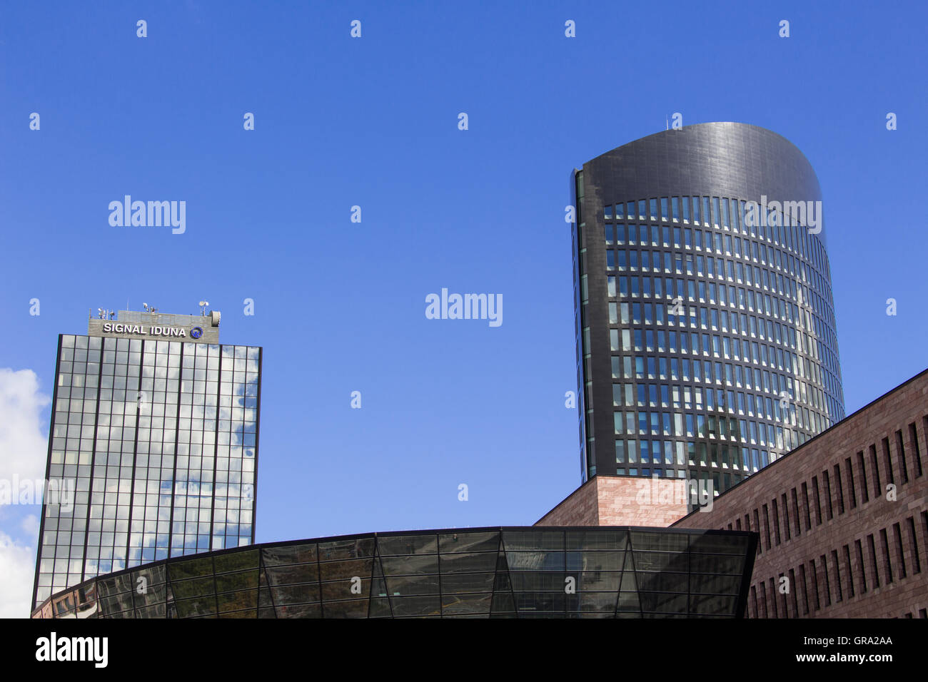 High rise building bridges hi-res stock photography and images - Alamy
