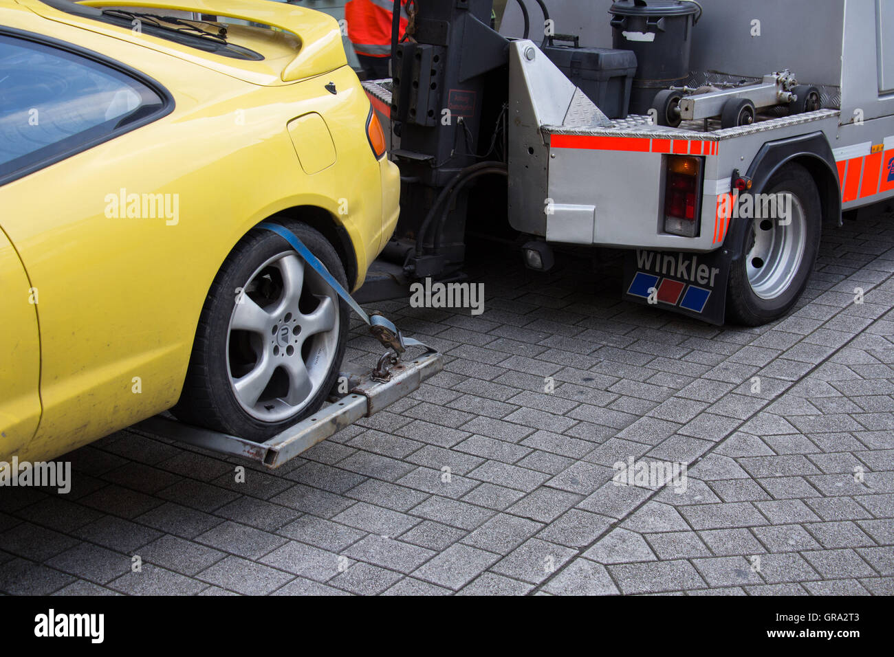 Towing bus hi-res stock photography and images - Alamy