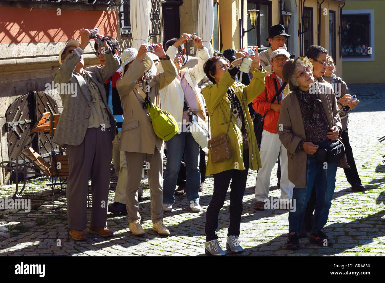 Groups of japanese people hi-res stock photography and images - Alamy