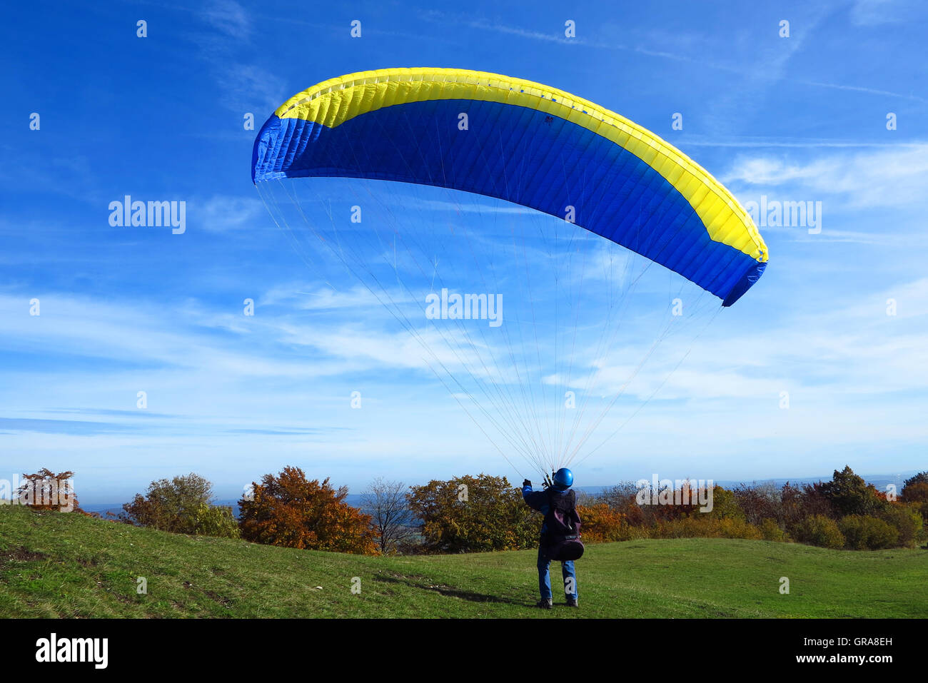 Paraglider start hi-res stock photography and images - Alamy