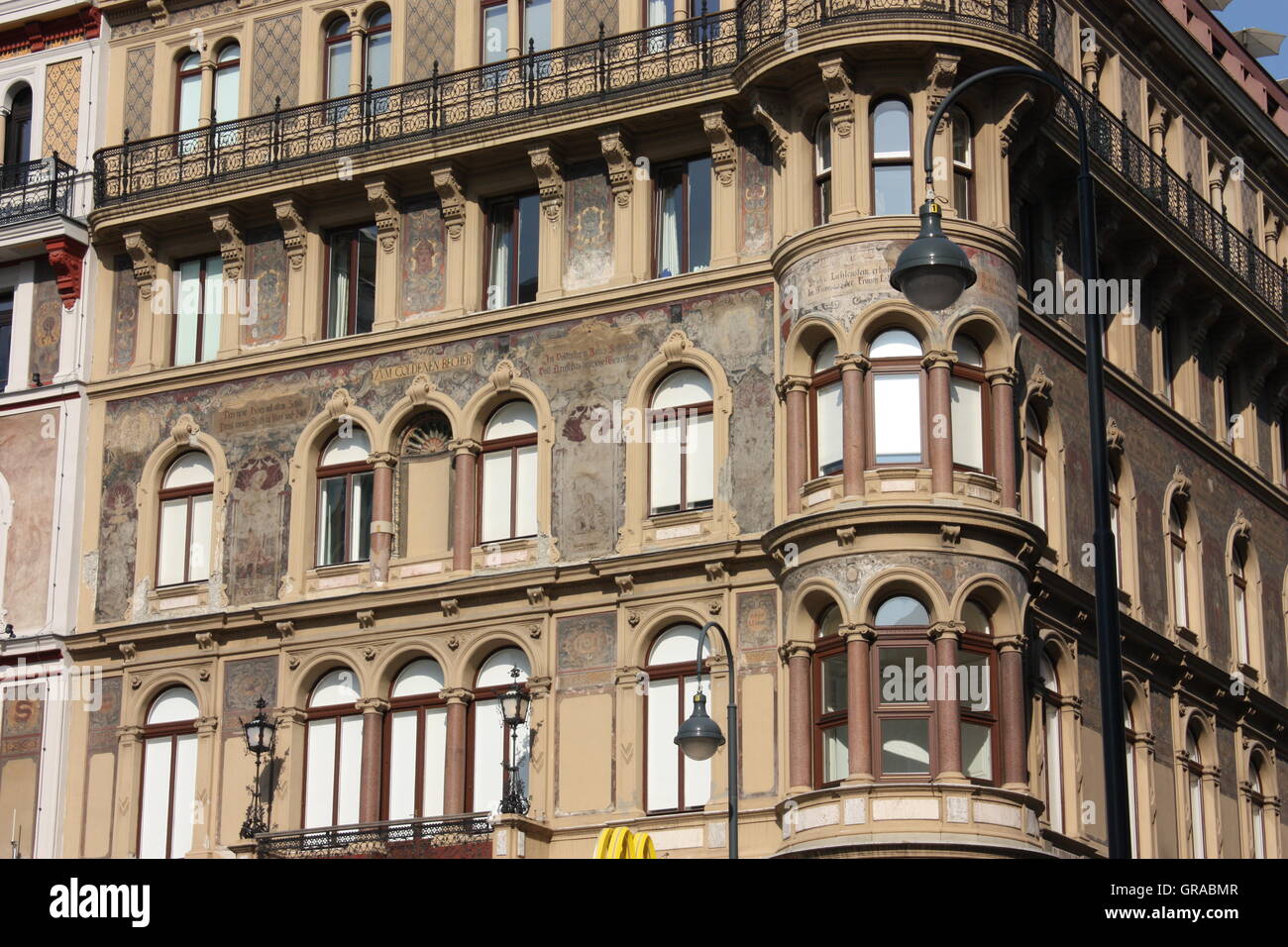 Vienna ancient apartment house hi-res stock photography and images - Alamy