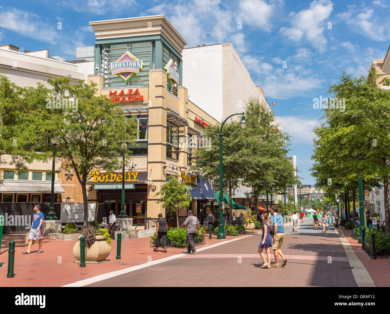 Shopping district people High Resolution Stock Photography and Images ...