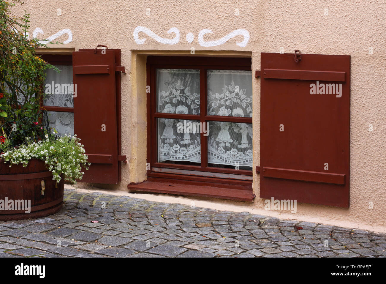 Square window hi-res stock photography and images - Alamy