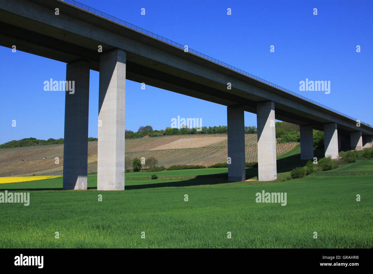 Free highway bridge hi-res stock photography and images - Alamy
