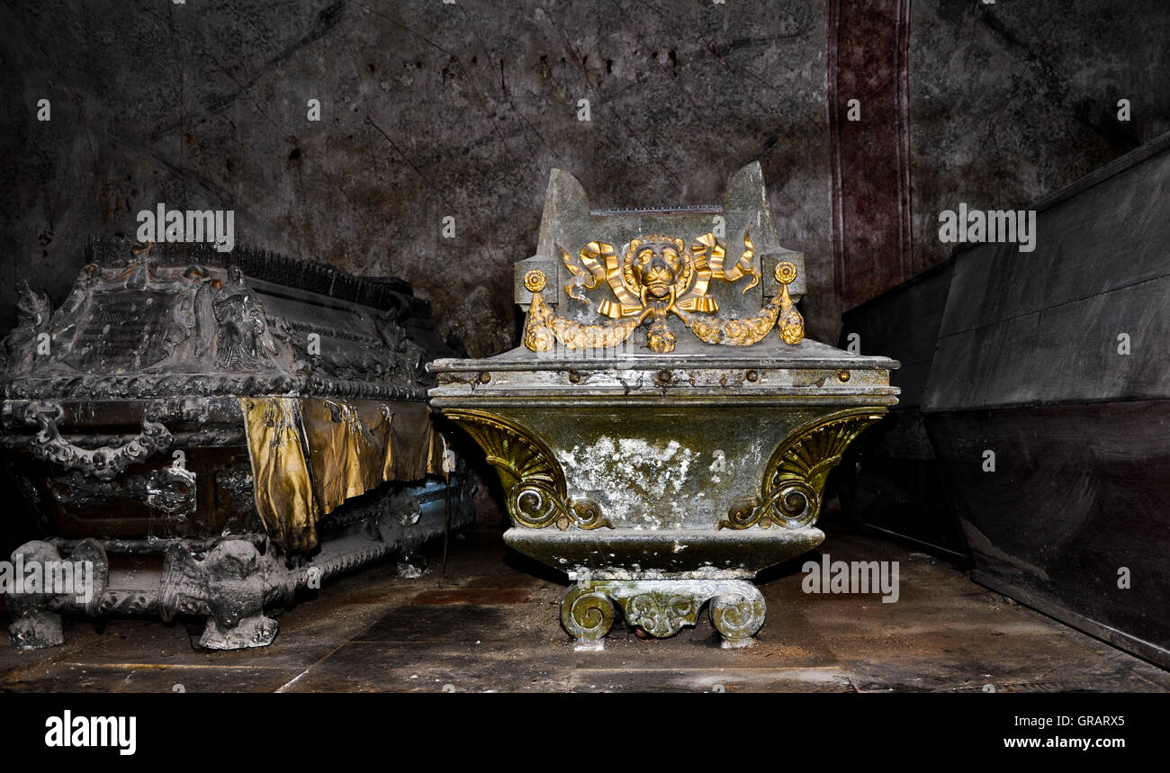 Funeral coffin coffins hi-res stock photography and images - Alamy