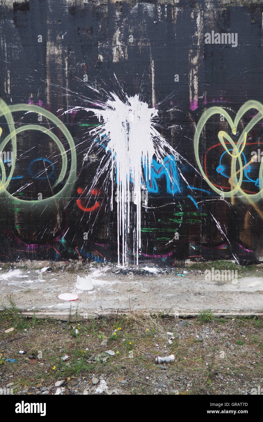 Paint splashed on wall hi-res stock photography and images - Alamy