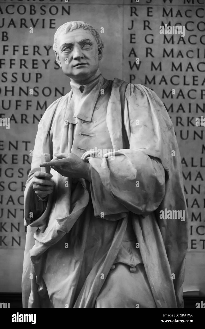 Statue isaac newton hi-res stock photography and images - Alamy