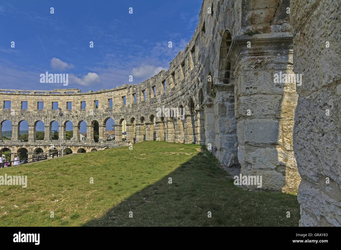 Roman arcades hi-res stock photography and images - Alamy