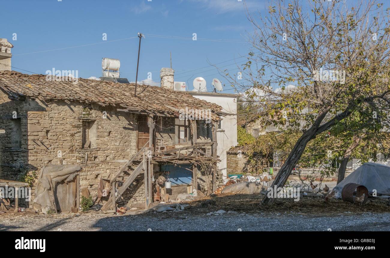 Disintegrating house hi-res stock photography and images - Alamy