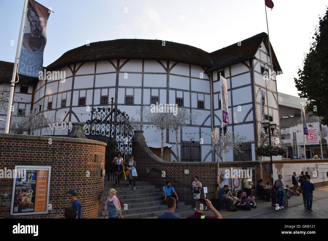 Shakespeare's Globe, Bankside, London UK Stock Photo - Alamy