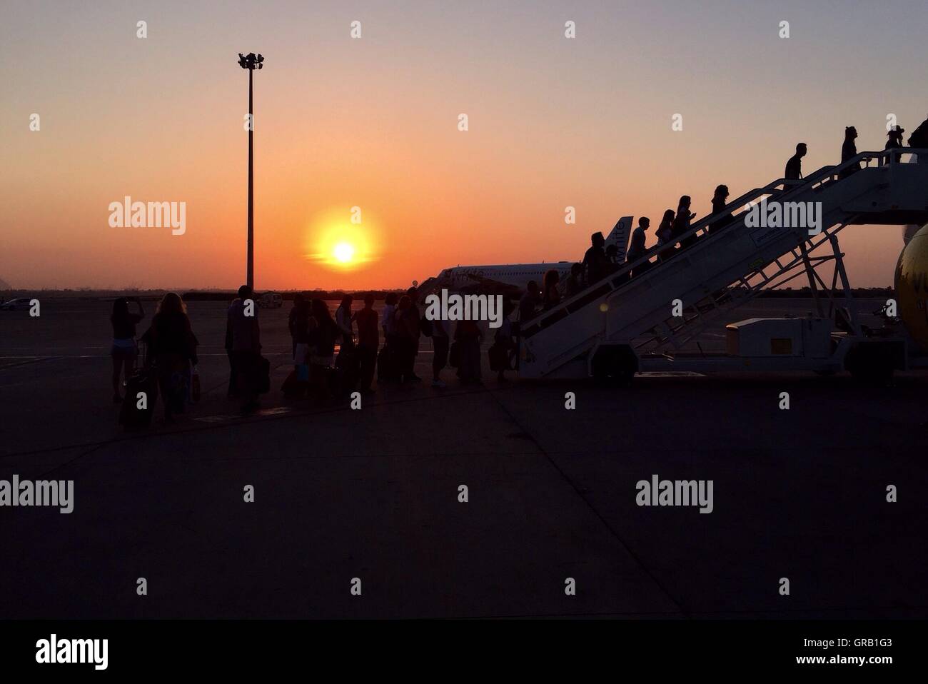 Passenger air bridge hi-res stock photography and images - Alamy