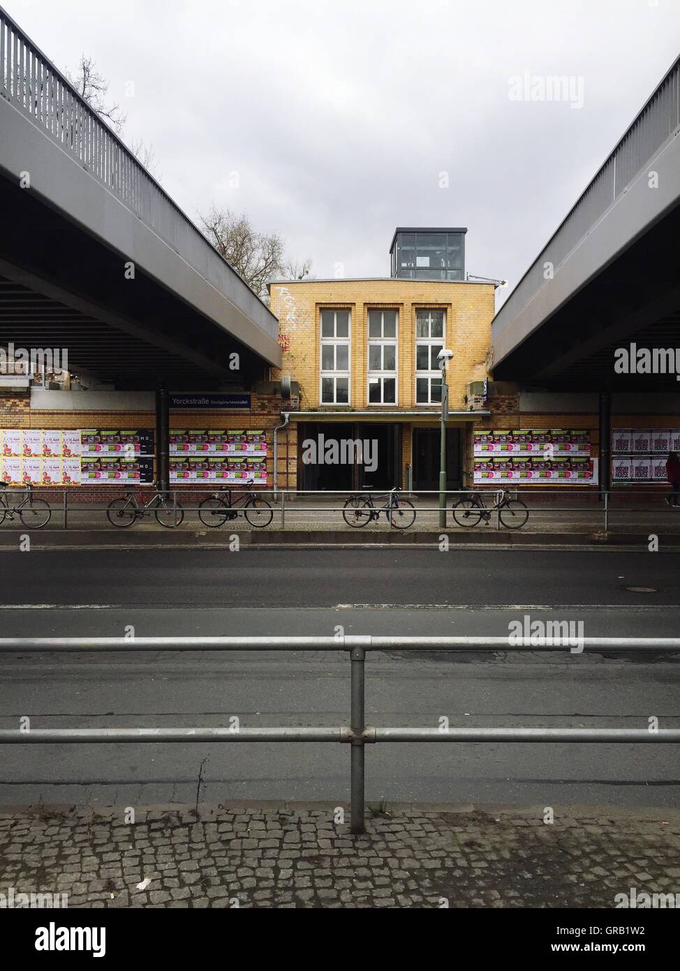 Bridge over road hi-res stock photography and images - Alamy