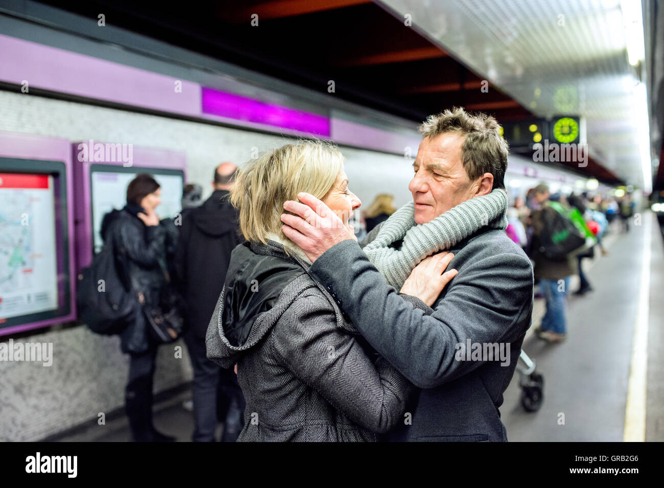 Couple hugging at train station hi-res stock photography and images - Alamy