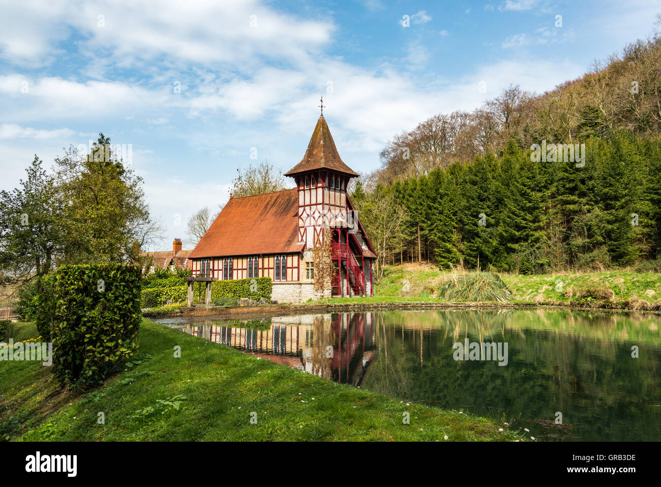 Weir pond hi-res stock photography and images - Alamy