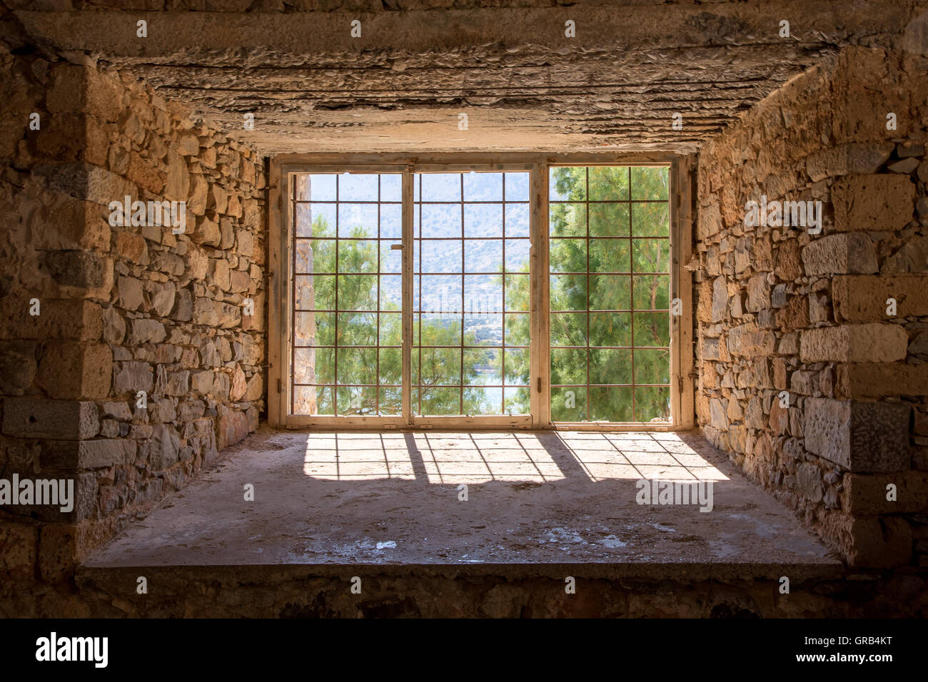 Castle window hi-res stock photography and images - Alamy