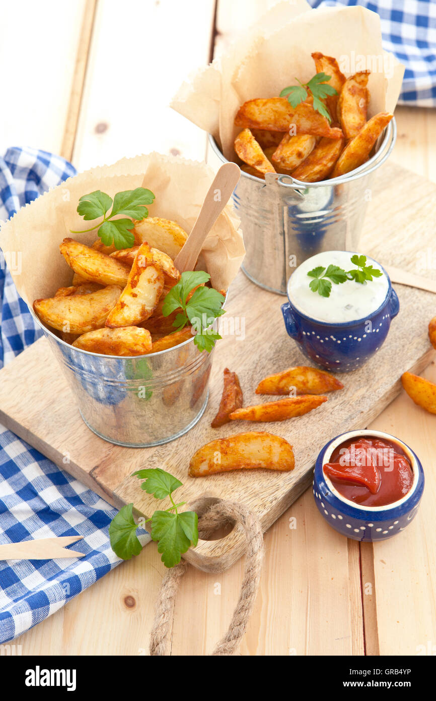 Potato Wedges With Dip Stock Photo - Alamy
